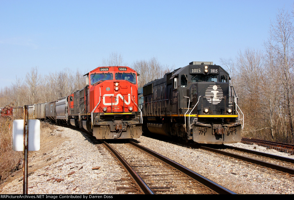 CN 5669 passing IC 1015